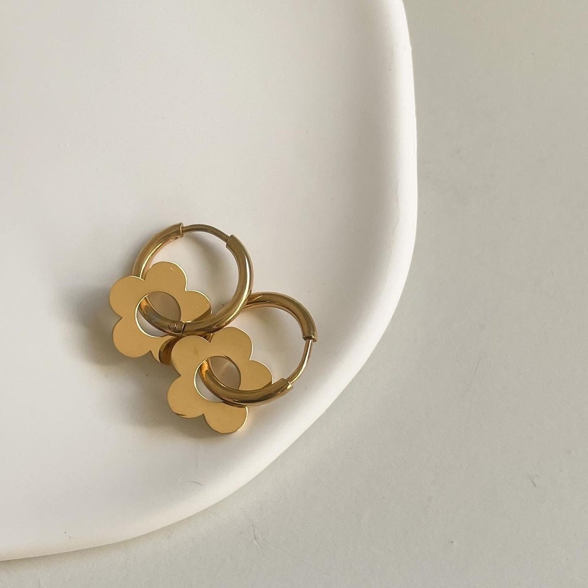 Daisy Hoop Earrings – modeandbeyond
